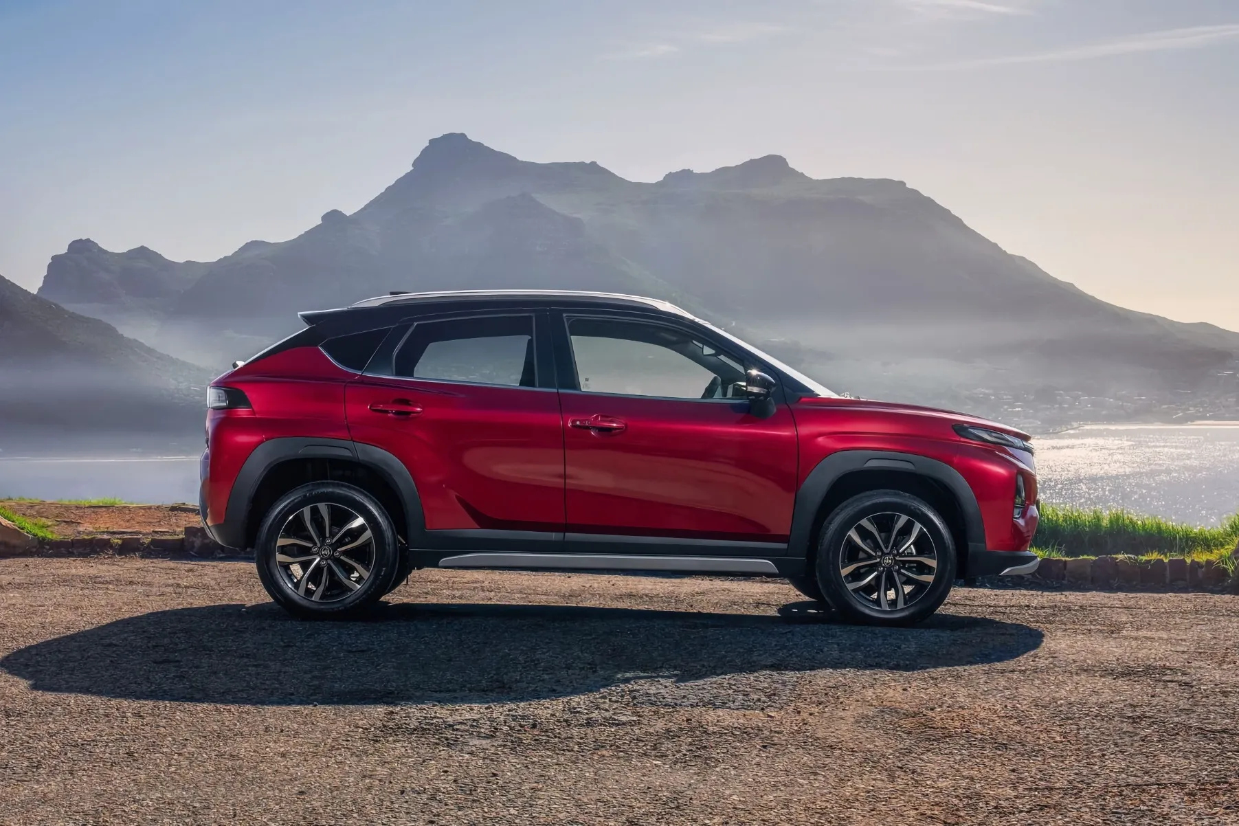 Toyota представила доступный компактный кроссовер Starlet Cross ...